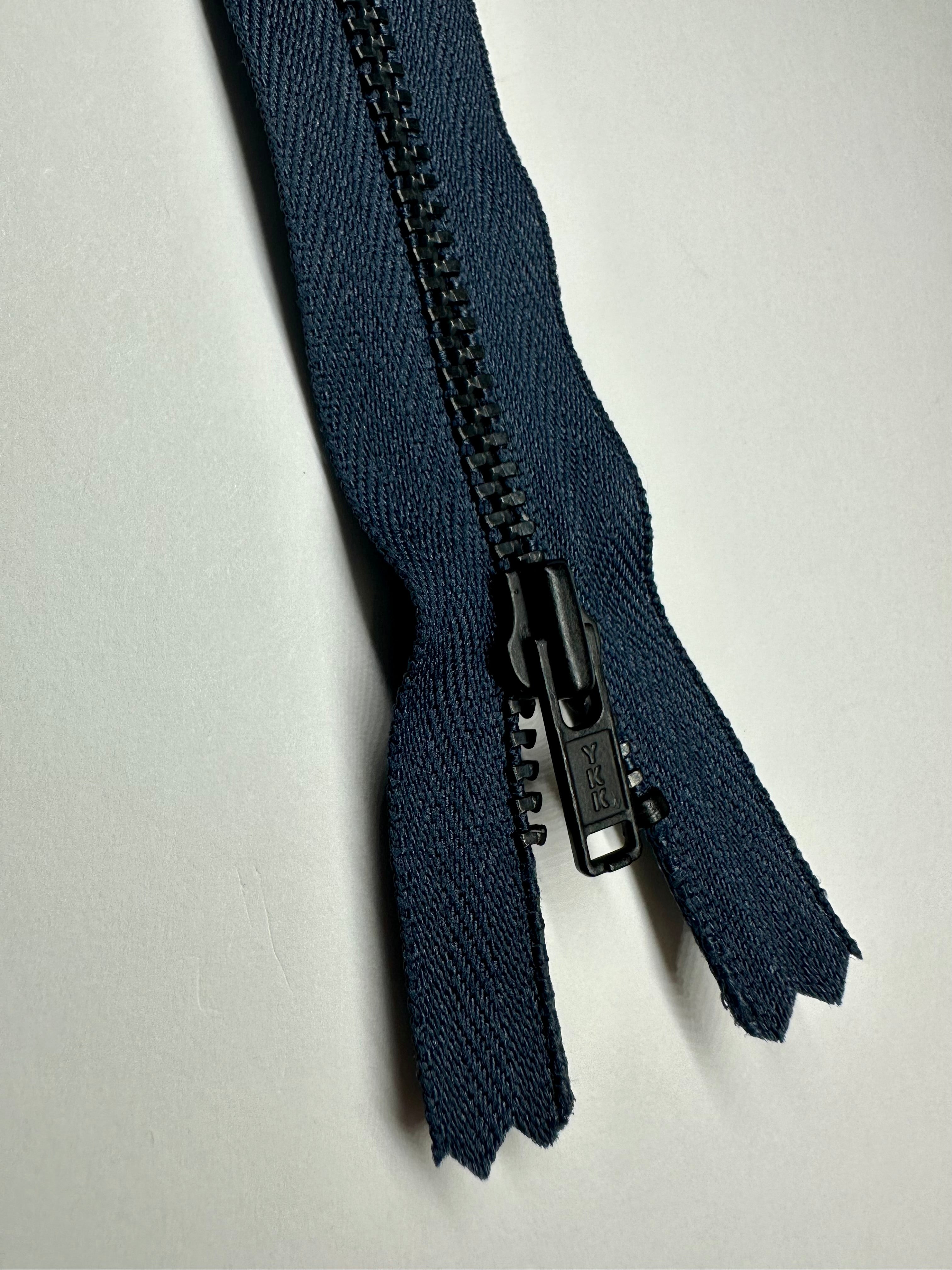 YKK® #4 Black-Oxide c/e Navy (560) DA Pull – S&J USA, Inc.