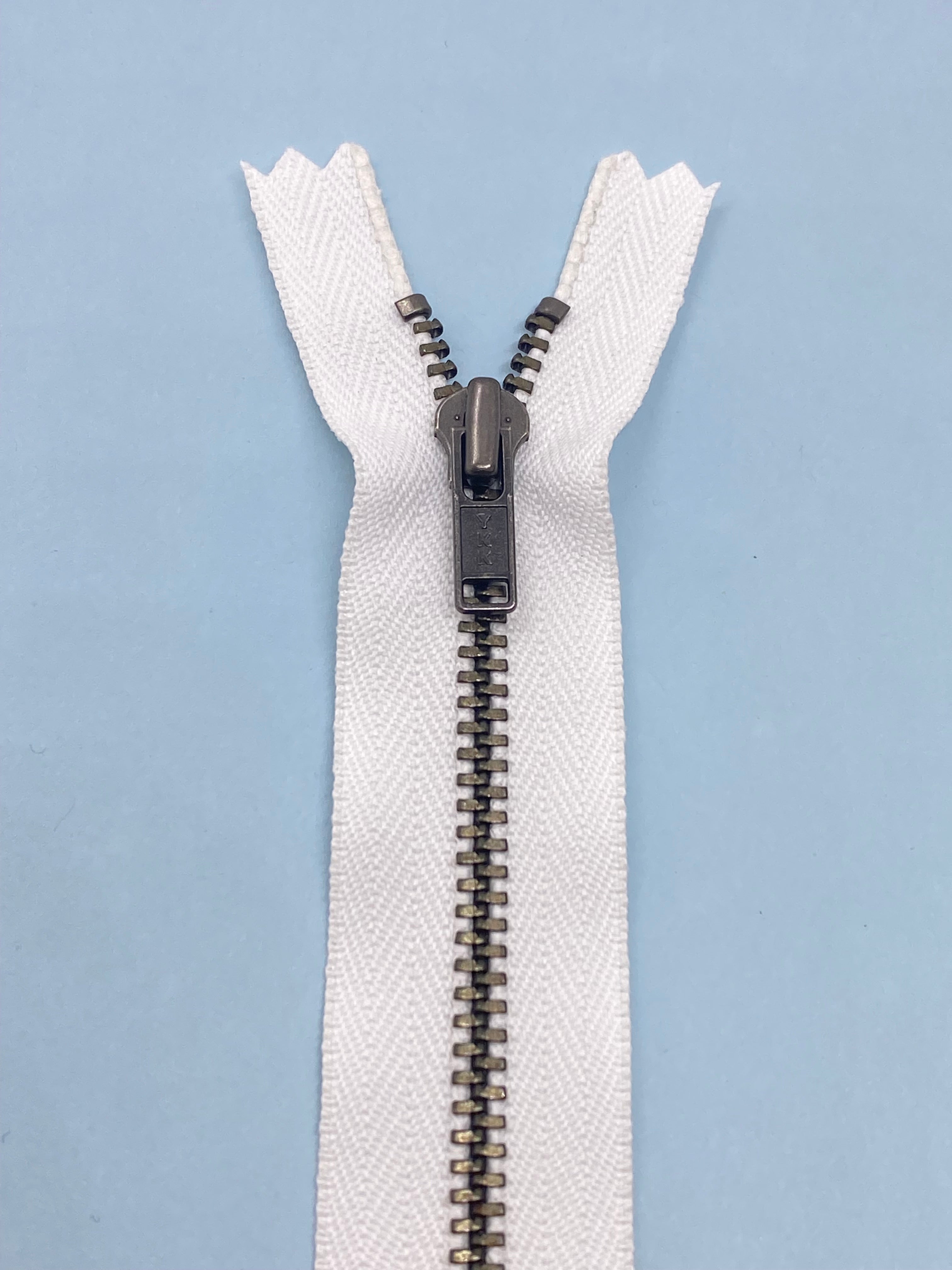 YKK® #4 Anti-Nickel c/e White (501) DA Slider – S&J USA, Inc.
